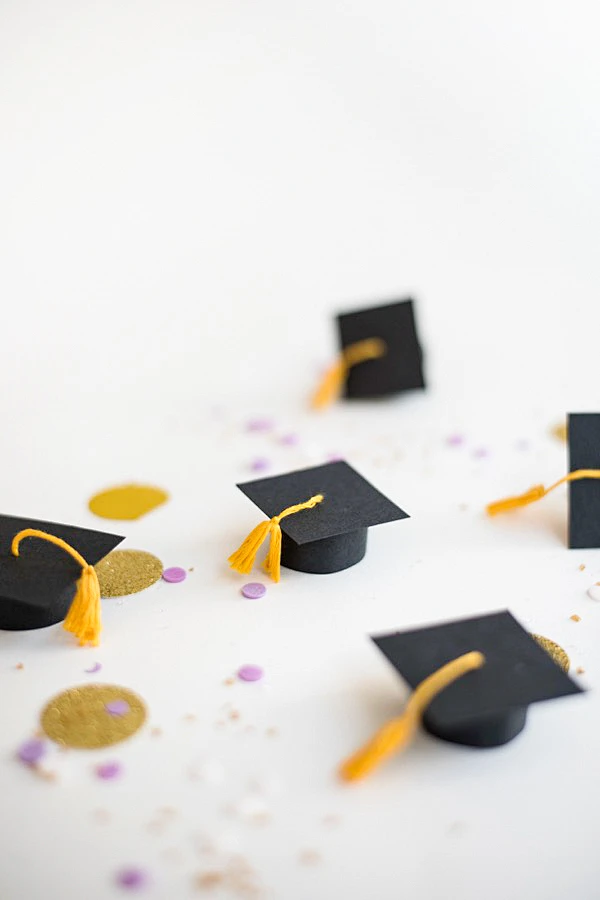 Mini Graduation Caps Cupcake Toppers DIY | Oh Happy Day!-花瓣网