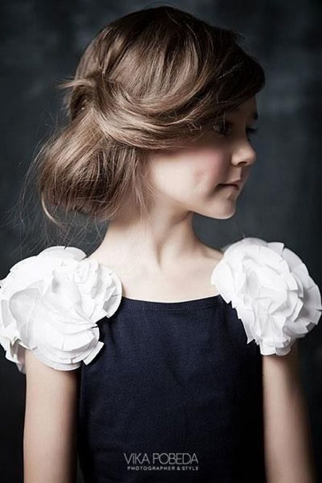 Sofya Pestryakova 俄罗斯的小模特，有着飘逸的长发和可爱的酒窝，还有一双美丽的灰色大眼睛 索菲娅有着少有的墨绿色眼睛，气质迷人。她属于冷漠系的萝莉，拍摄出来的照片多数都有着名模 ...