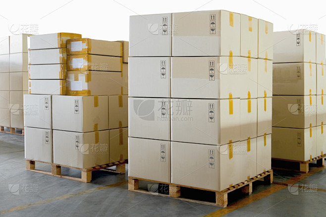 仓储仓库托盘上包装盒的堆叠。供应链。仓库商业装运。发货仓库物流。