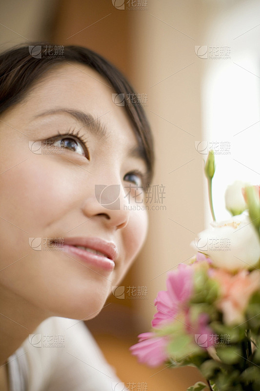 肖像,女性,独立式住宅,垂直画幅,新的,家庭生活,室内植物,仅成年人,居住区,光