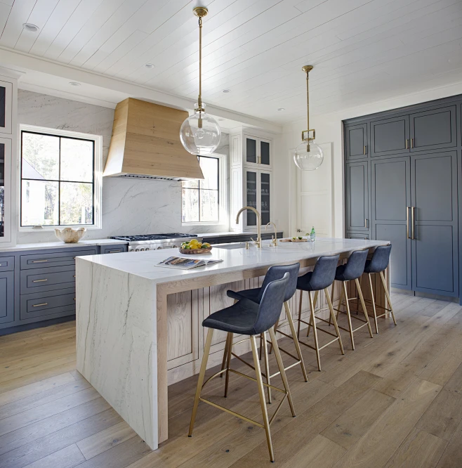 Inspiration for a mid-sized transitional l-shaped light wood floor and ...