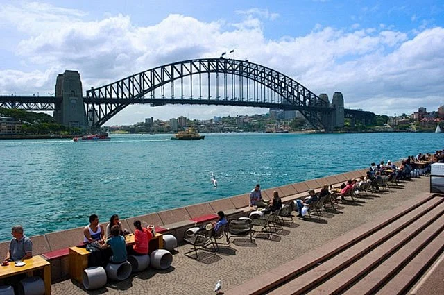 返回环形码头，步行至歌剧院厨房（Opera Kitchen）用午餐。坐在这里用餐，直面悉尼海港大桥，可以近距离观赏歌剧院这幢经典的建筑,一柄锈 ...