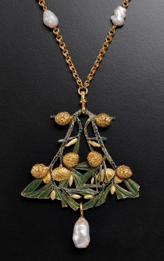 装饰艺术运动的一代宗师rené Lalique 1860 1945）设计的首饰。他超乎常人的艺术禀赋一开始便清楚指明了他的人生方向。对大自然的
