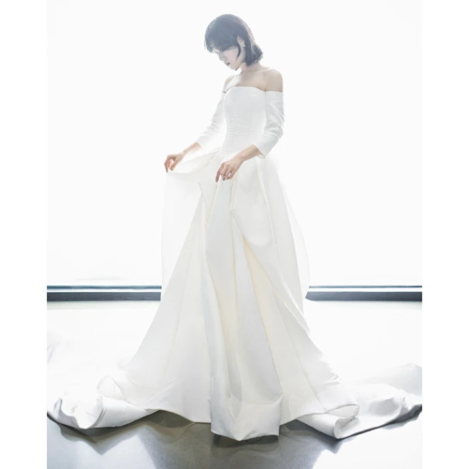 “我想寻找一件缎面婚纱，又酷又美，不要太多装饰，但要极具态度” 我想就是 Fantine 没错了！ -花瓣网