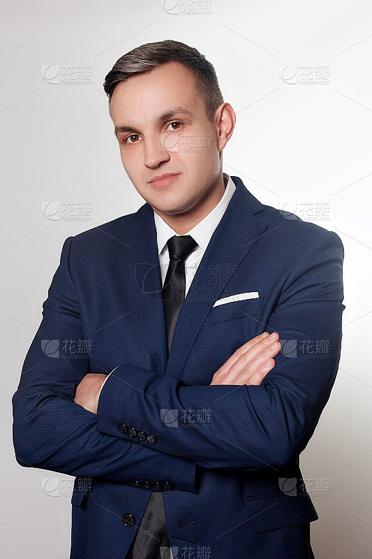 一个穿着蓝黑色西装的英俊男子的肖像
