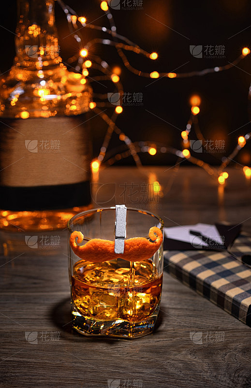 鸡尾酒Sharpie Mustache，包括:干杜松子酒，Amaro, Bitters，装饰胡子橘皮