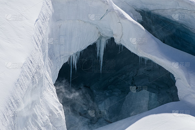 2021年9月，瑞士海拔约1.2万英尺的Eiger、Monch和Jungfrau上斜坡上的冰盖、冰川