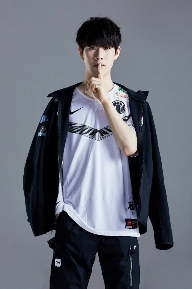 #i-分享# #2020LPL# 2020LPL春季赛定妆照：TheShy、Rookie、Ning、Leyan、fly -花瓣网