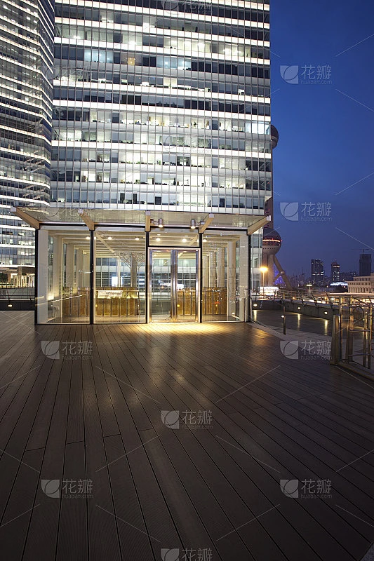 陆家嘴办公楼前的玻璃门和木制平台素材-花瓣网