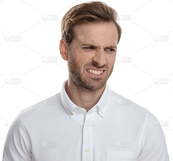 年轻人在脸上做了一个痛苦的鬼脸