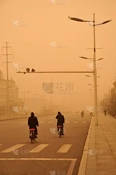 沙尘暴,自然,垂直画幅,公路,人,户外,城市,自行车,天气素材-花瓣网