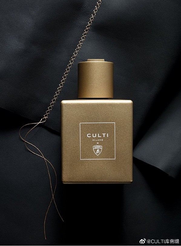CULTI创始人Alessandro Agrati赋予CULTI经典方瓶独特的古铜色外观，搭配同色系的枫木瓶盖；简约的白色系线条与古铜色瓶身 ...