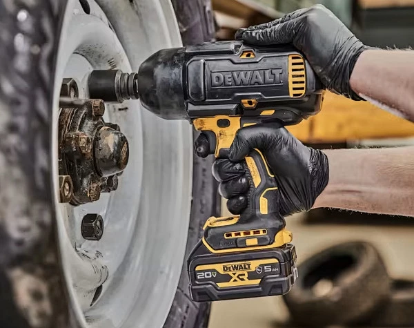 Dewalt 20V Max Cordless Impact Wrench DCF900 Used on Lug Nuts-花瓣网