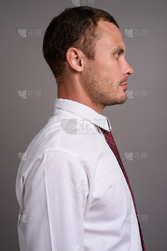 男商人,影棚拍摄,灰色背景,侧面像,仅一个中年男人,胡茬,小胡子,短发,垂直画幅,30到39岁