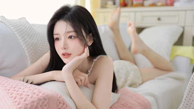 2k 居家 沙发 可爱 甜美美女 好看身材 长发 美腿 美女壁纸-花瓣网