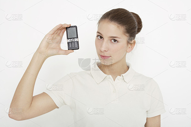 年轻女子拿着手机，近距离看