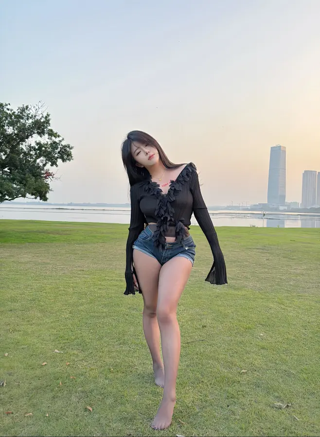 正常穿搭 户外拍摄 无不良引导#拍照 #草坪拍照 #ootd - 抖音-花瓣网