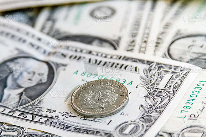 在几张美钞上投币三枚古巴比索