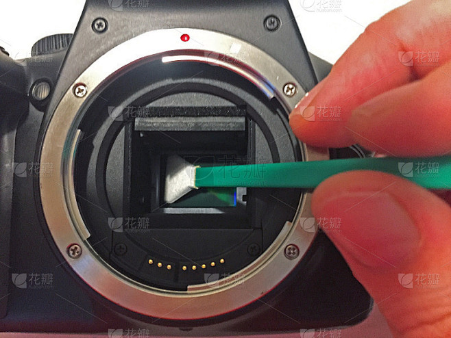 用特殊的MOP特写镜头清洗相机矩阵