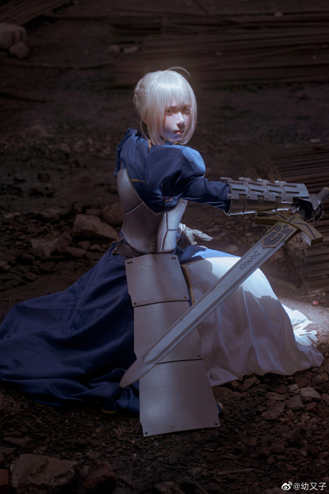 fgo超话#cos##动漫##fate##fate/zero##saber##阿尔托莉雅##cos正片##cosplay# “遵从召唤而来...” “...saber！把圣杯...！！ 破坏掉 ...