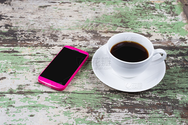 咖啡杯和智能手机