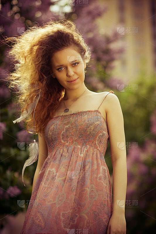 漂亮的年轻女人夏天晚上肖像