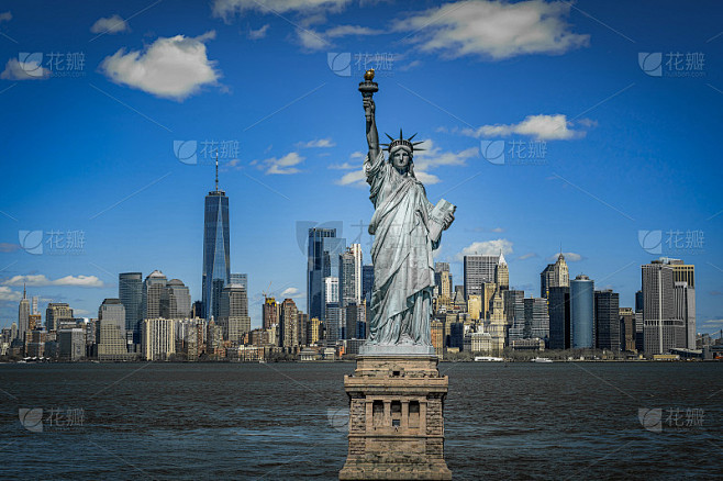 自由女神像在纽约市景河边，位置是曼哈顿下城，建筑和建筑与旅游概念