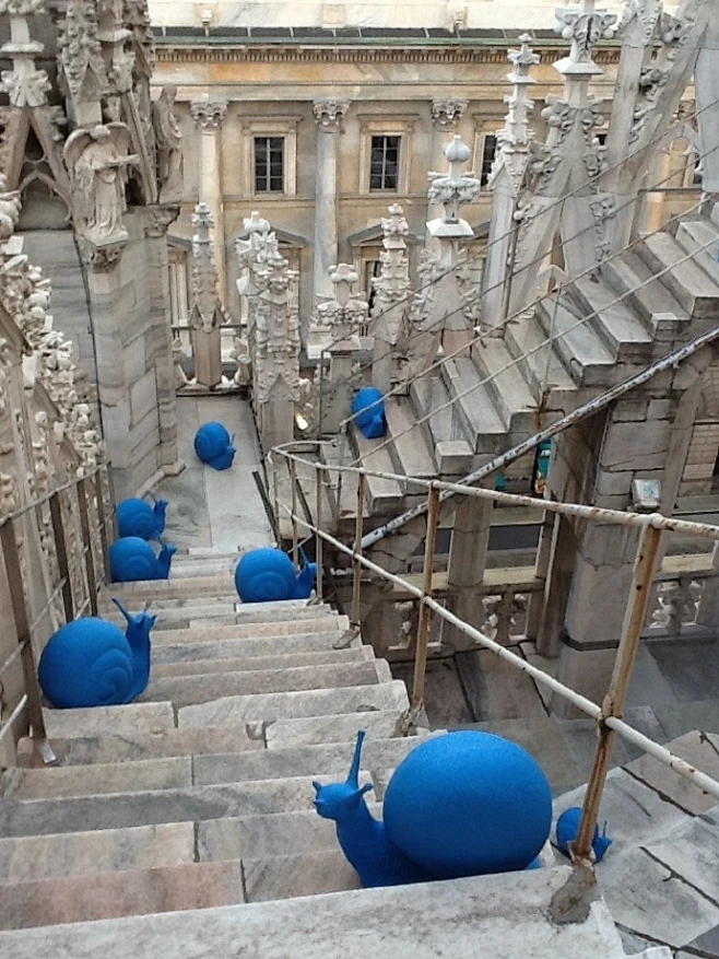 Cracking Art Group Milan, Duomo Cathedral 一大批蓝色蜗牛涌入米兰大教堂 50只巨大的蓝色蜗牛爬满教堂 ...