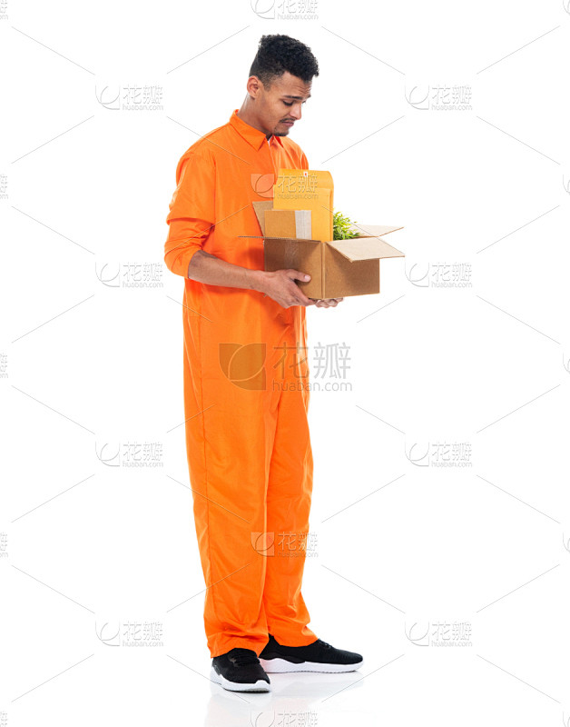非洲人,白色背景,盒子,男性,青年人,拿着,背景分离,仅男人,仅一个男人,办公室搬家