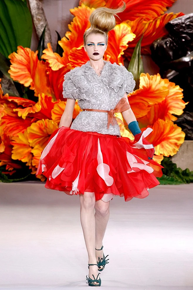 Christian Dior Fall 2010 Couture Fashion Show - Vogue : See the ...