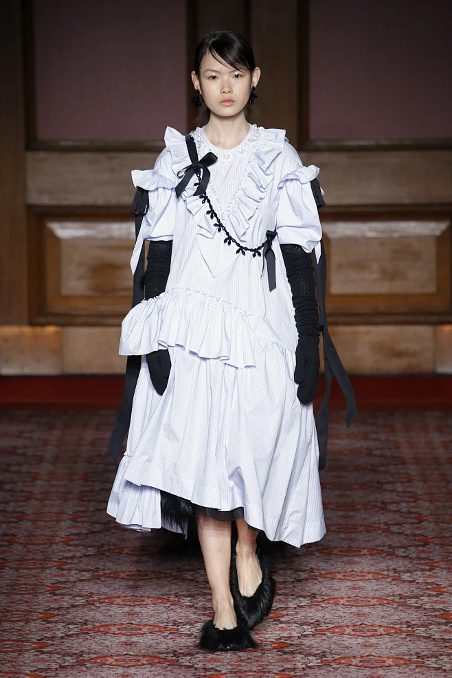 Simone Rocha Fall 2018 Ready-to-Wear Fashion Show : The complete Simone ...