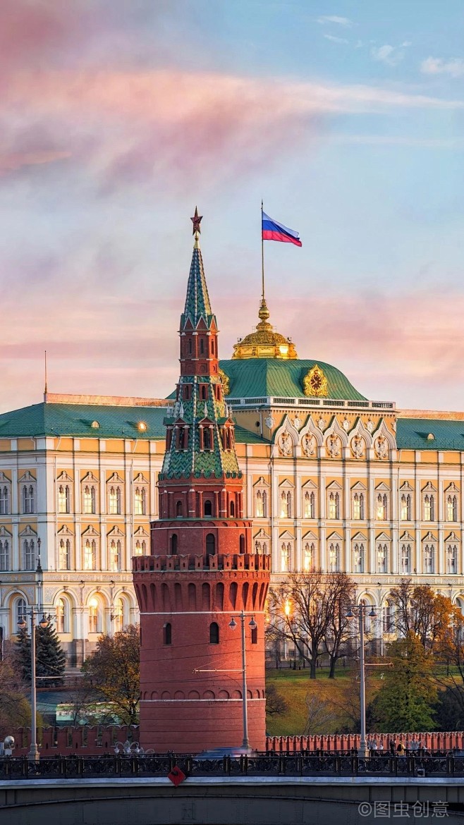 克里姆林宫被誉为“世界第八奇景”，建于14世纪初，曾经是俄国沙皇的皇宫。苏联时期它是全国党政机构驻地，现在是俄罗斯总统府和国家领导人的办公地点 ...