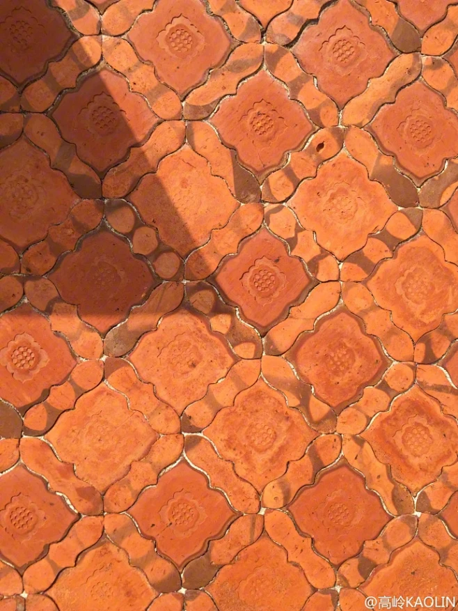 #手工艺# 红砖(Red brick)大厝是福建闽南地区特有的建筑形式，尤以泉州及周边地区最为精彩。红砖是以粘土为原料混合捏练后以人工模具成型 ...