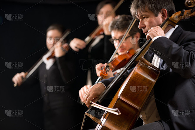 交响乐队的演奏性能 celloist 特写