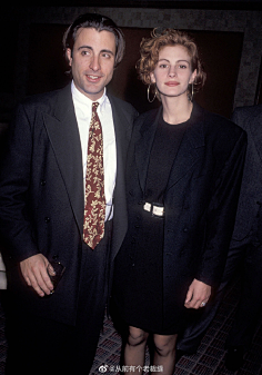 欧美女星-花瓣网|陪你做生活的设计师 | a Roberts九十年代穿搭 太喜欢她的短卷发造型了 配上了大圈圈耳环简直神了 哪怕那么多西装造型 ...