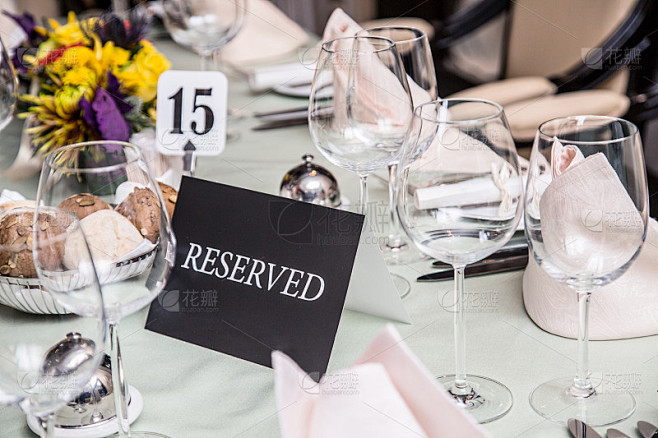 节日晚宴布置和“保留”标志。