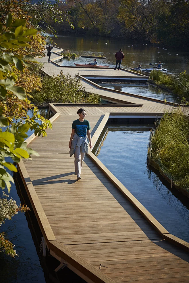 SOM and urban rivers enliven the chicago river with a floating eco-park-花瓣网