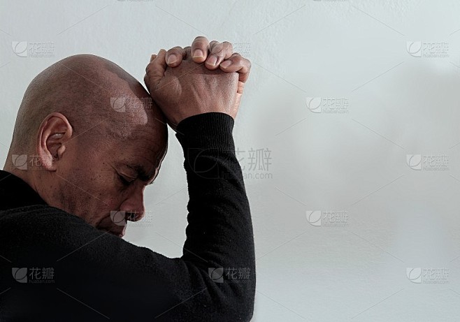 黑人祈祷时双手合十的照片