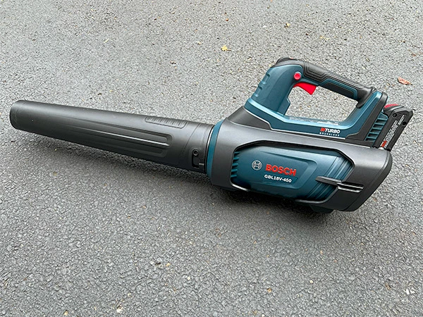 Bosch 18V Cordless Blower on Driveway-花瓣网