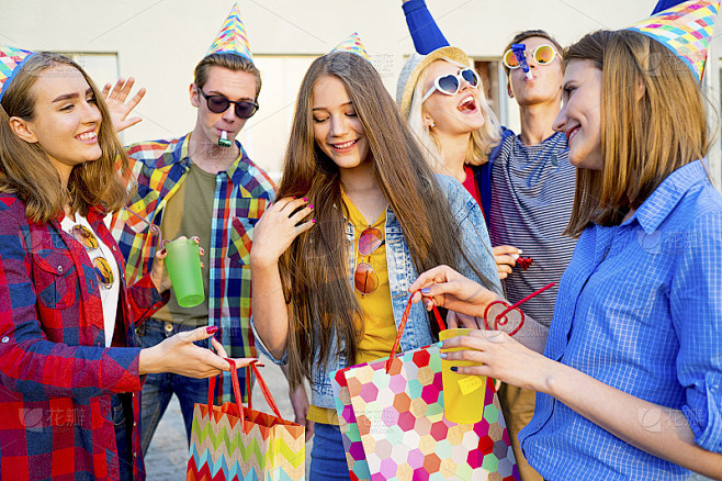 青少年举办派对