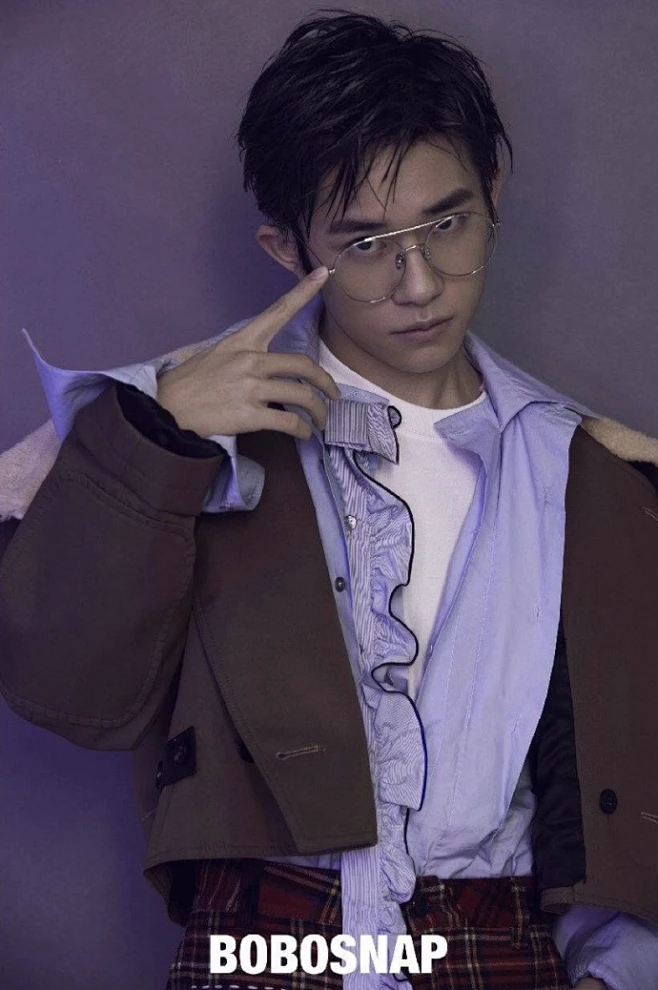易烊千玺时尚电影《BoBoSnap》硬照来袭！从不被定义的新生少年，褪去青涩，成熟忧郁的气质破屏而出，戴耳夹的易烊千玺，是痞帅十足的男友啊～ @TFBOYS-易烊千玺 -花瓣网