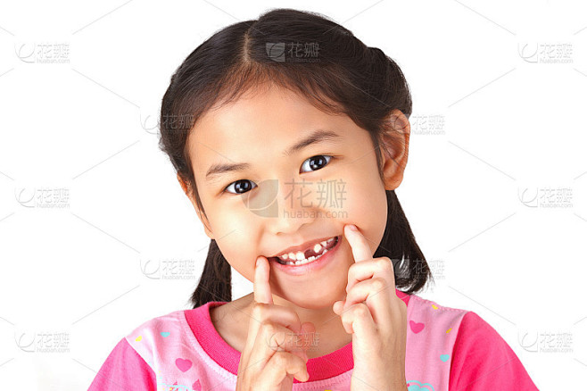 可爱的小女孩带着破碎的牙齿微笑。