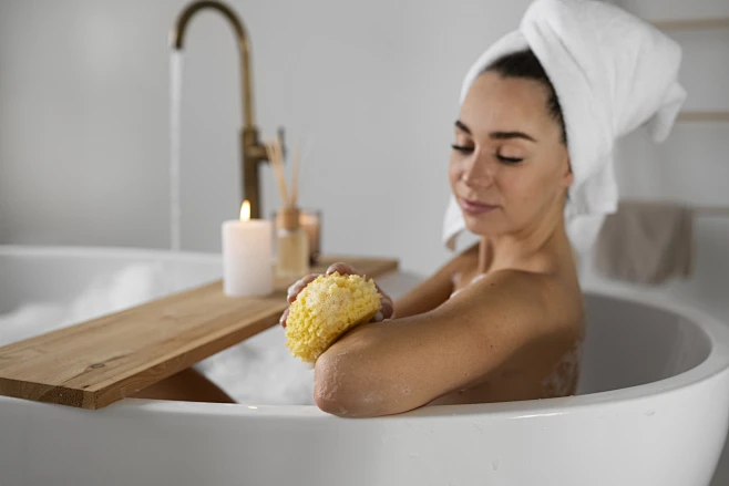 young-woman-preparing-her-bath-time-花瓣网