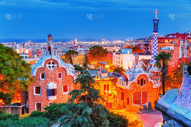 西班牙巴塞罗那。巴塞罗那的夜景，著名建筑师安东尼奥·高迪创造的奎尔公园。联合国教科文组织世界遗产名录