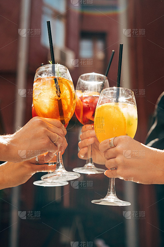 朋友举杯，说干杯，举行夏季鸡尾酒