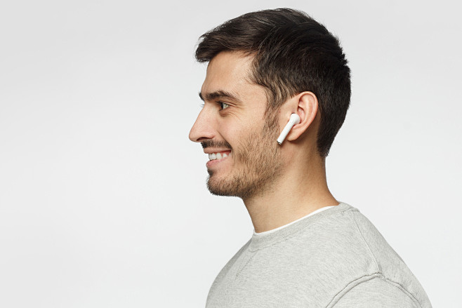 外国人耳机侧面