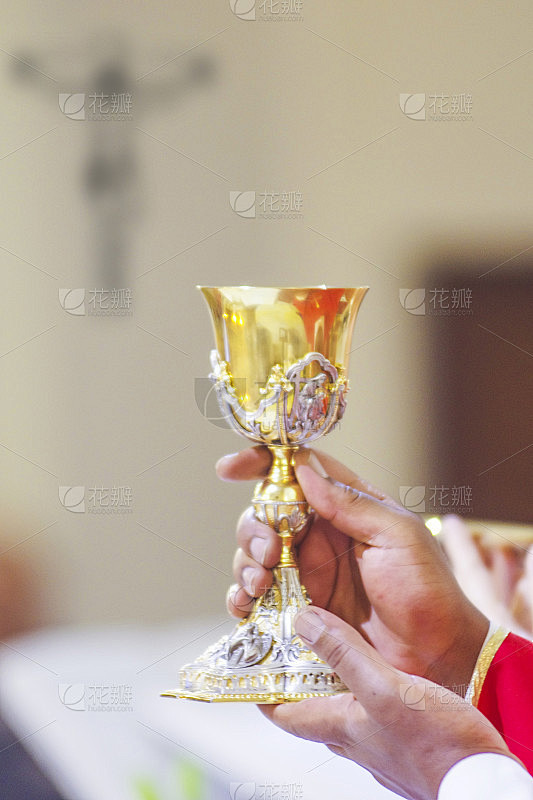 配酒的圣杯，基督的血，为信徒的圣餐准备的