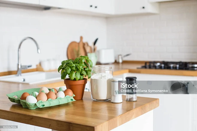 烘焙配料放在木桌上, 比薩餅麵團上。食物準備的概念。背景白色廚房 - 免版稅廚房工作台圖庫照片-花瓣网