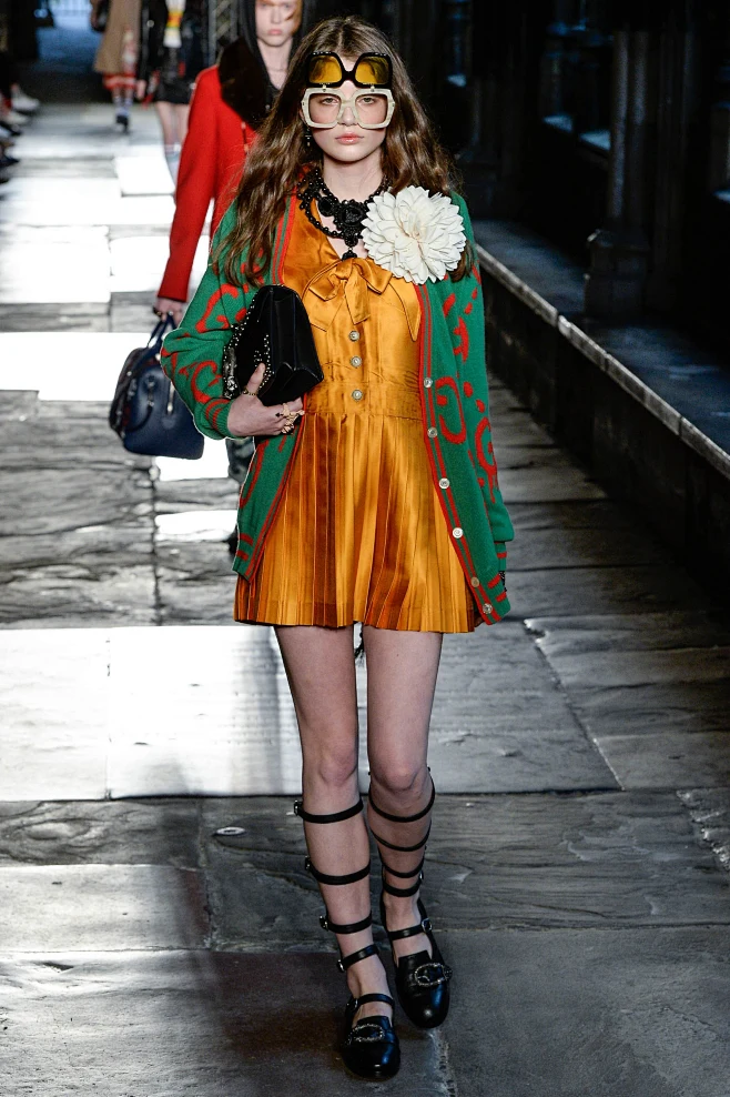 Gucci Resort 2017 Fashion Show - Vogue : See the complete Gucci Resort 2017 collection.-花瓣网