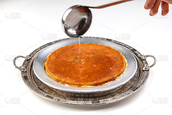 土耳其甜品kunefe、kunafa、kadayif用开心果粉和热奶酪吃了一口甜的